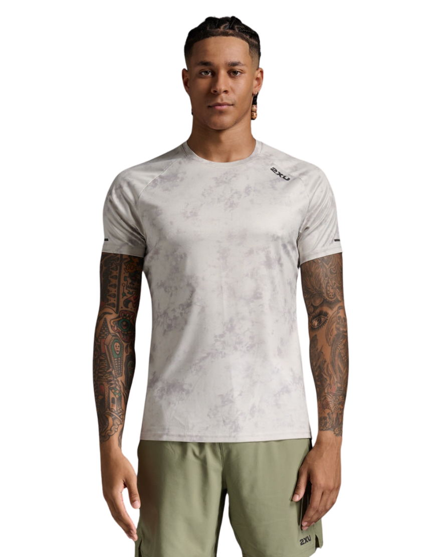 Men's 2XU Aero Running Tee :Carbon | Moon – iRUN Singapore