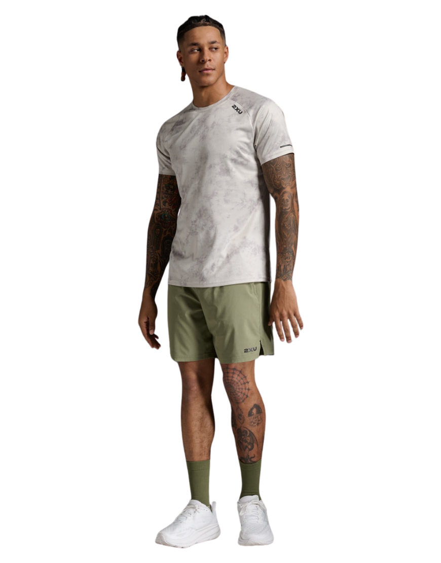 Men's 2XU Aero Running Tee :Carbon | Moon – iRUN Singapore