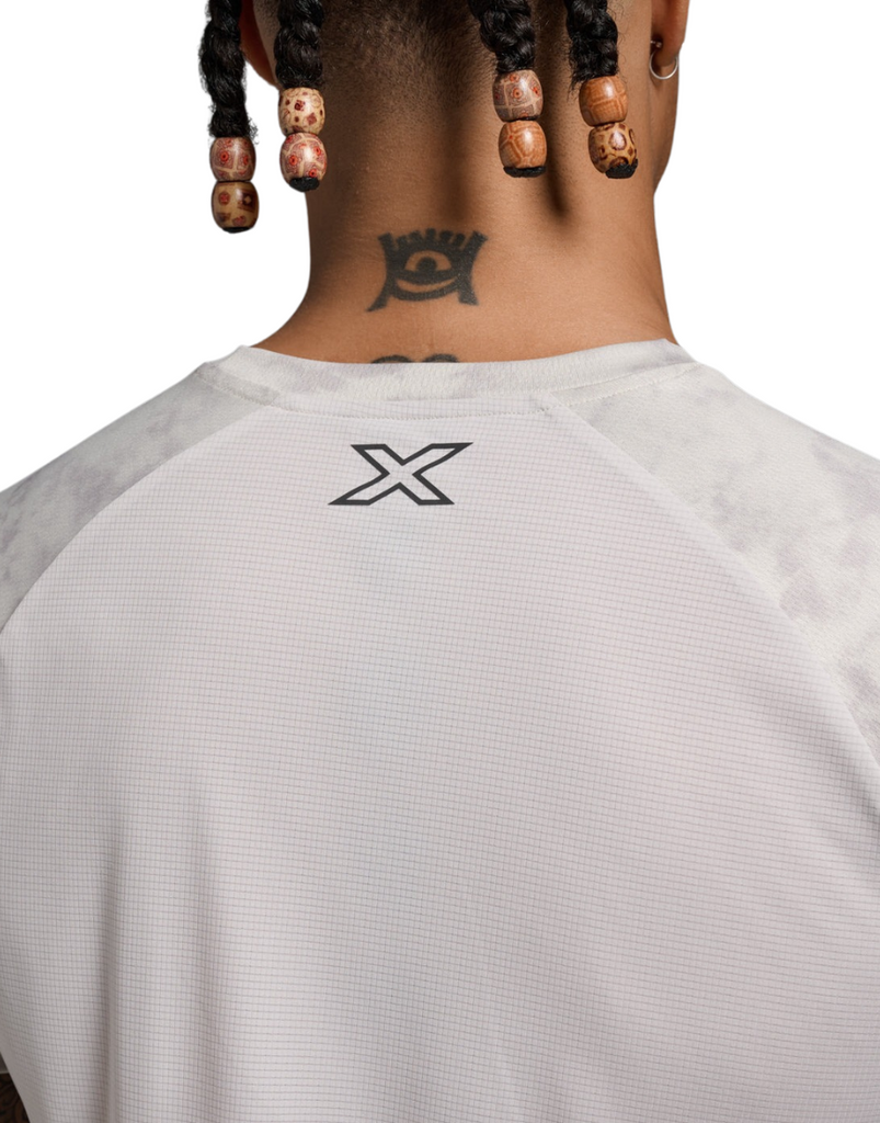Men's 2XU Aero Running Tee :Carbon | Moon – iRUN Singapore